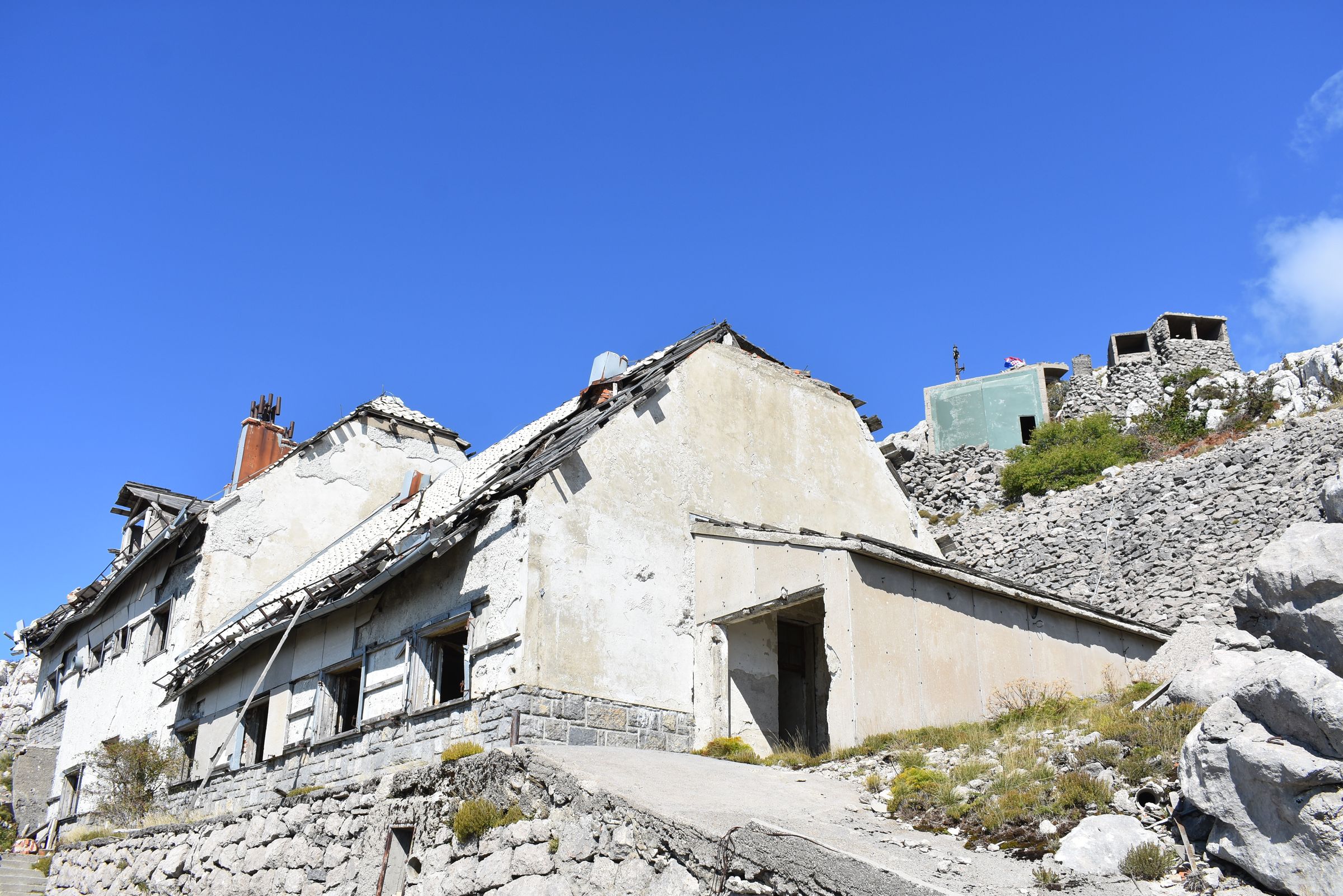 Bivša vojna baza potpuno je uništena i ogoljena. Kako je Panos postao ...