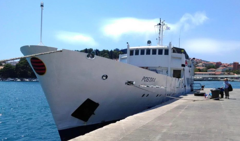 Jadrolinijin brod “Postira” nasukao se u uvali Suđurađ na otoku Šipanu ...