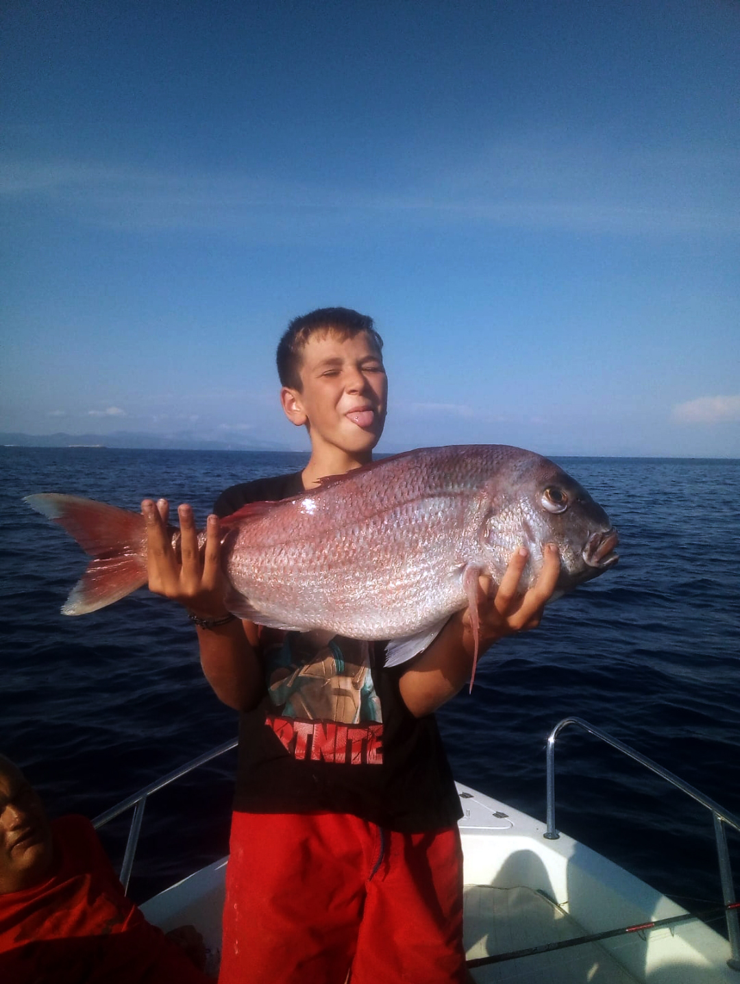 Tako se postaje prekaljeni ribolovac! Ima samo 12 godina, a već vadi ...