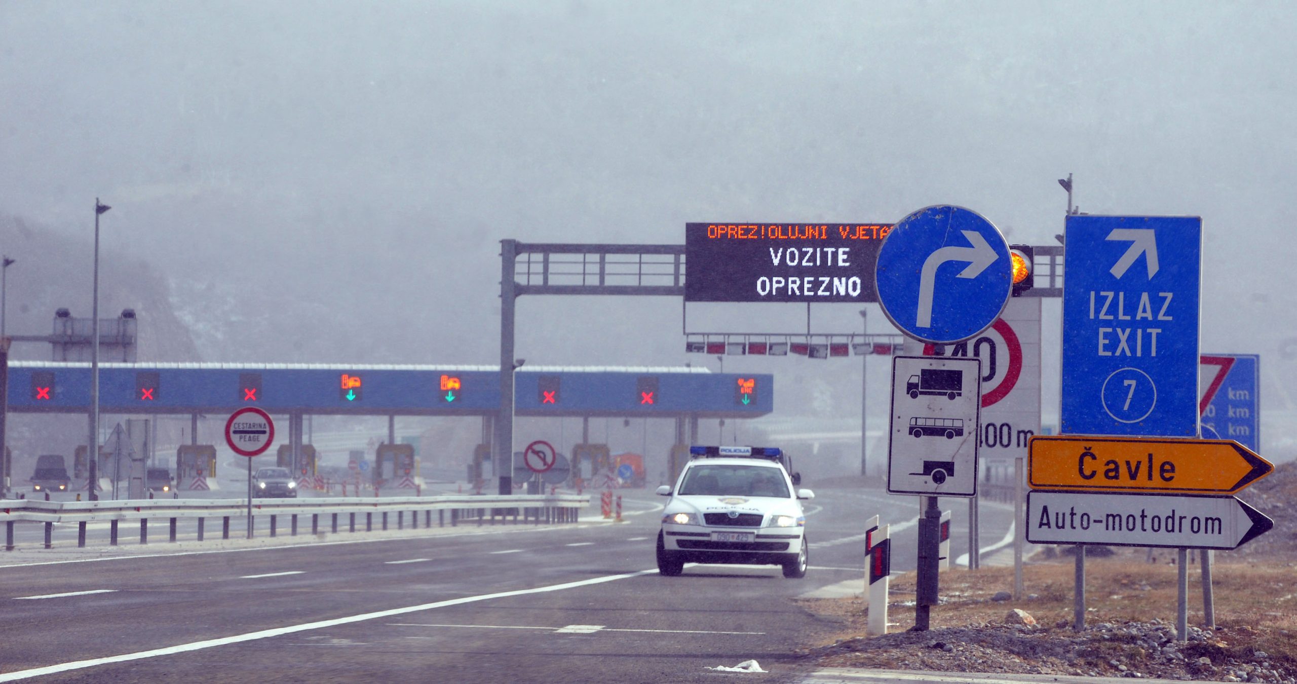 Olujni vjetar izazvao velike probleme u prometu - Novi list