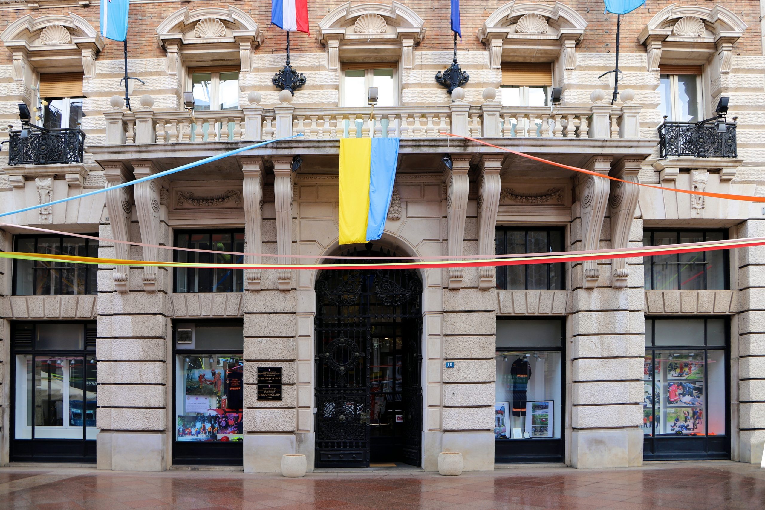 Zastava Ukrajine na zgradi Grada Rijeke: "Zaustavite ratno razaranje ...