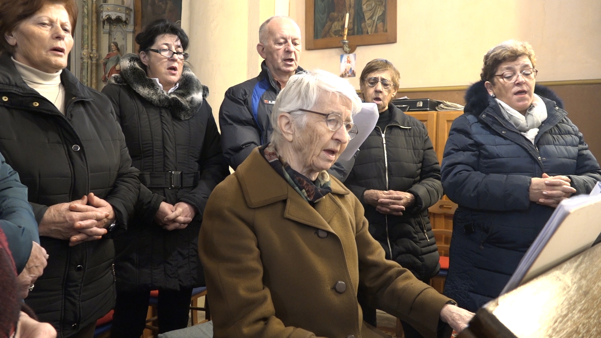 Gospođi Zdenki je ovo već sedamdeseti Uskrs kako svira orgulje u crkvi ...