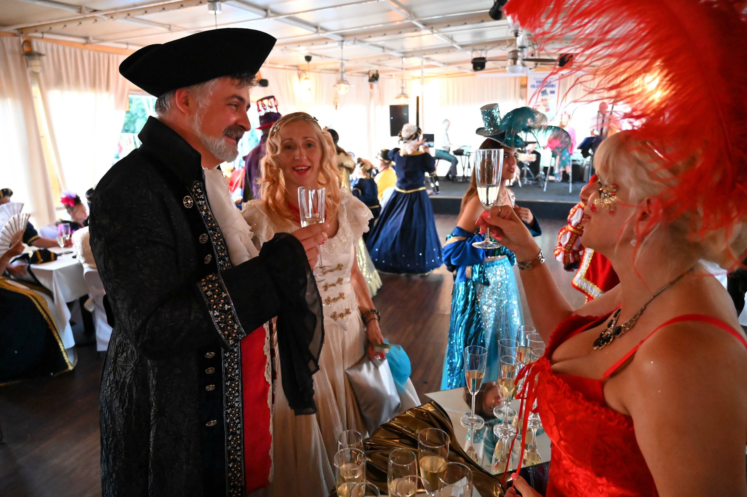 Noć krinolina na brodu Marina - Novi list