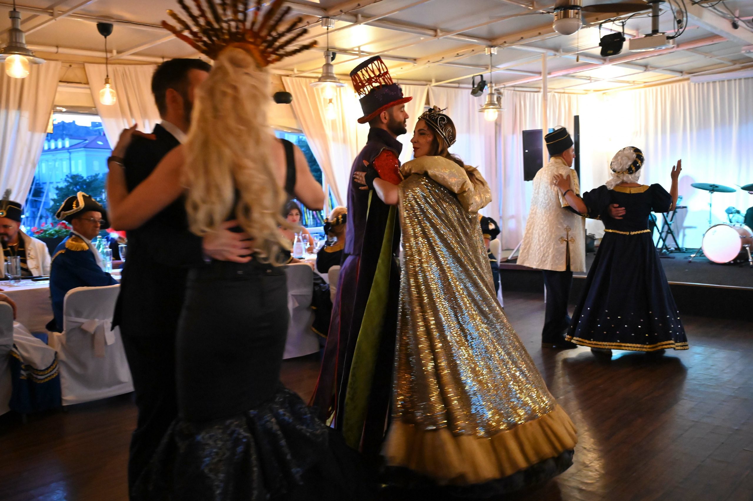 NOĆ KRINOLINA Slavljenje prijateljstva i karnevalskog življenja - Novi list