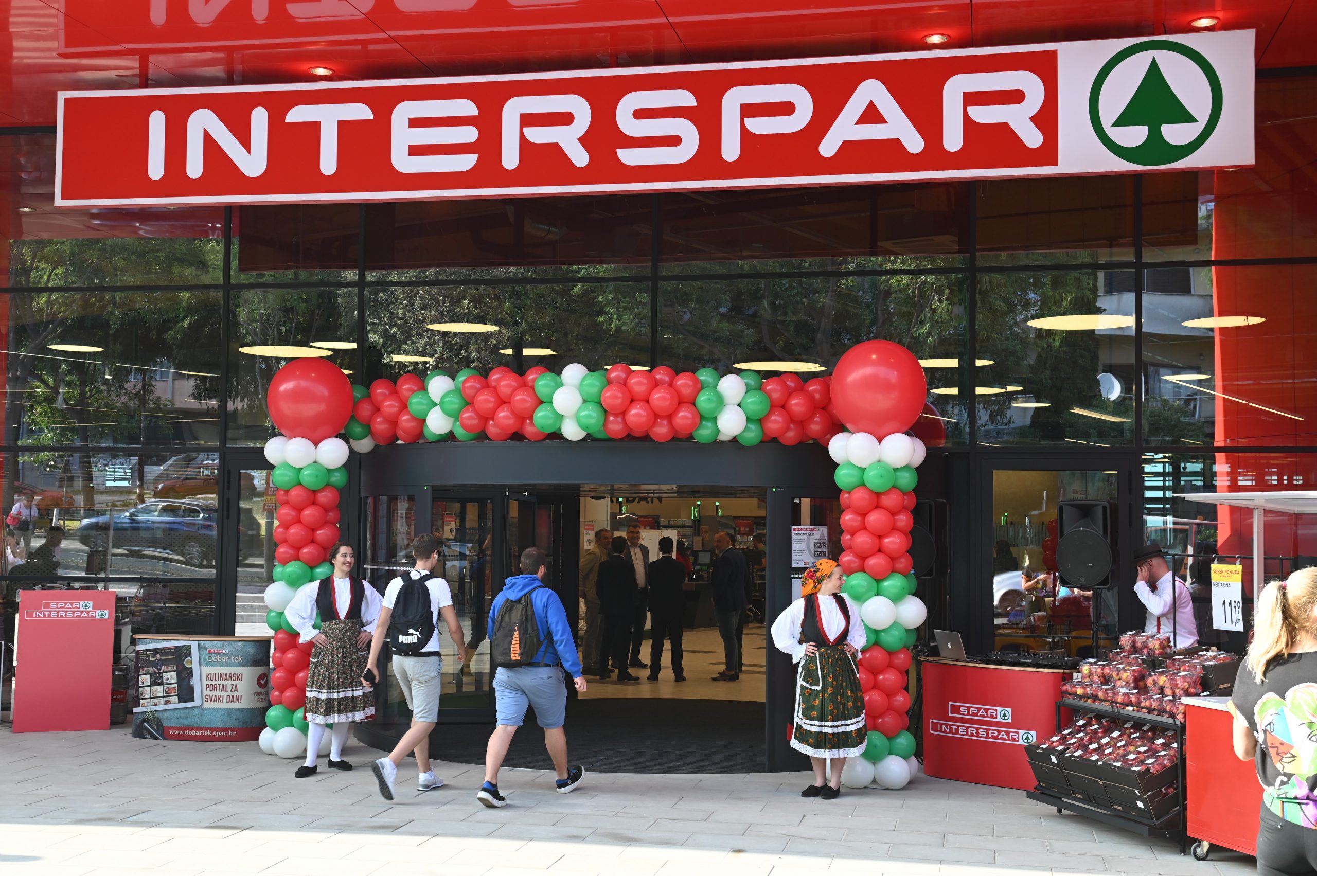 Na Krnjevu otvoren Interspar hipermarket: Ima više od 3000m2 i 240 ...