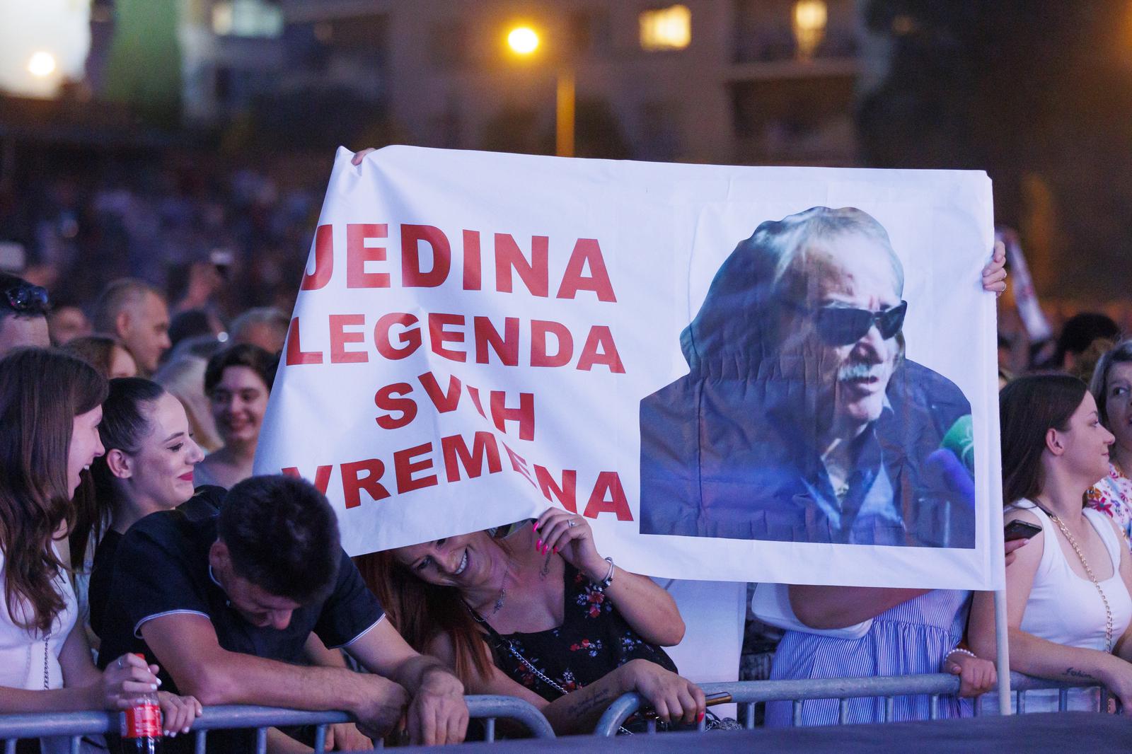 Trosatni spektakl u Splitu. Mišo Kovač nastupio pred preko 30 tisuća ... Trosatni spektakl u Splitu. Mišo Kovač nastupio pred preko 30 tisuća ...