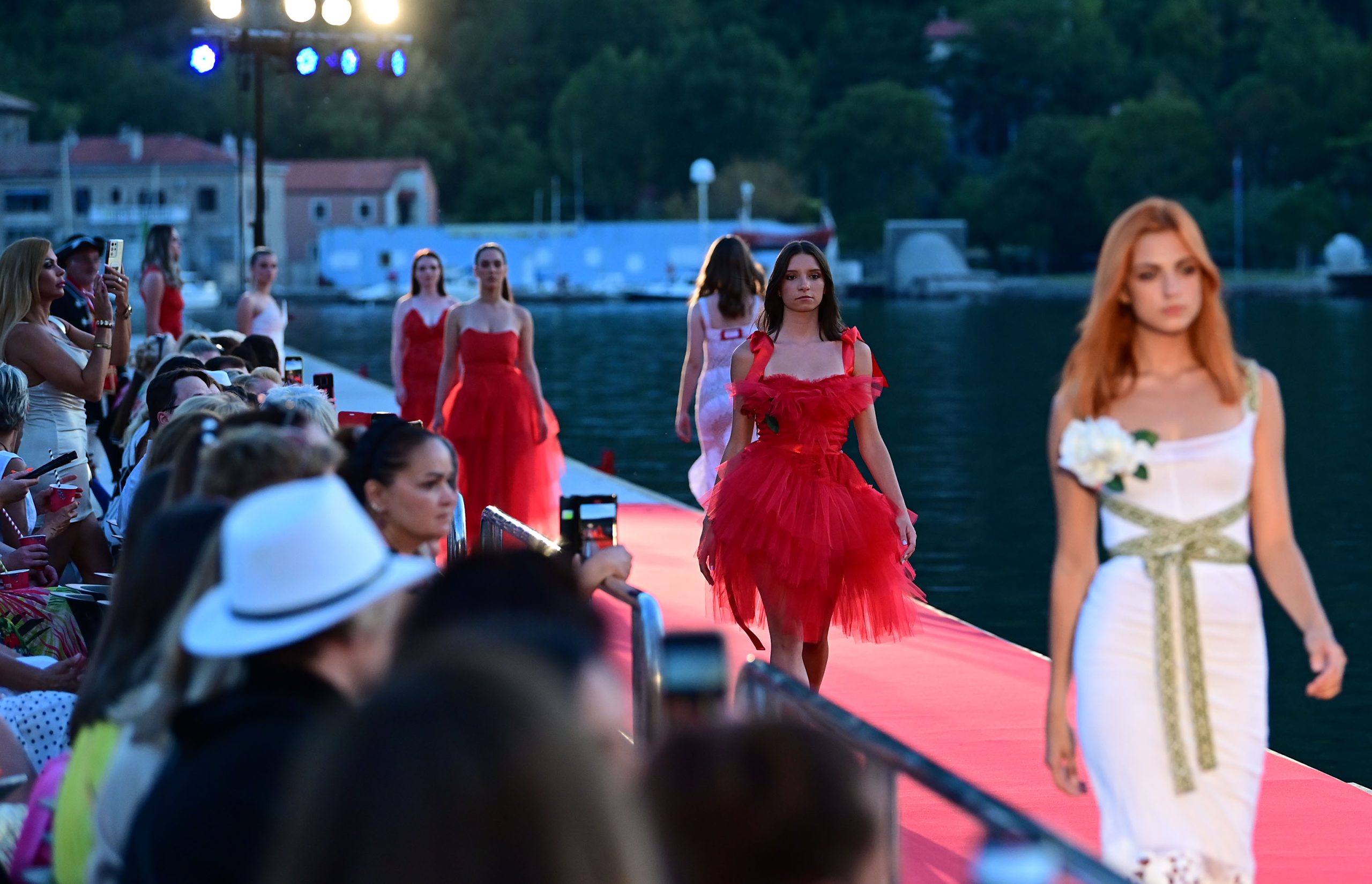 "More mode": Pogledajte modnu reviju na novoj šetnici u Bakru, modna ...