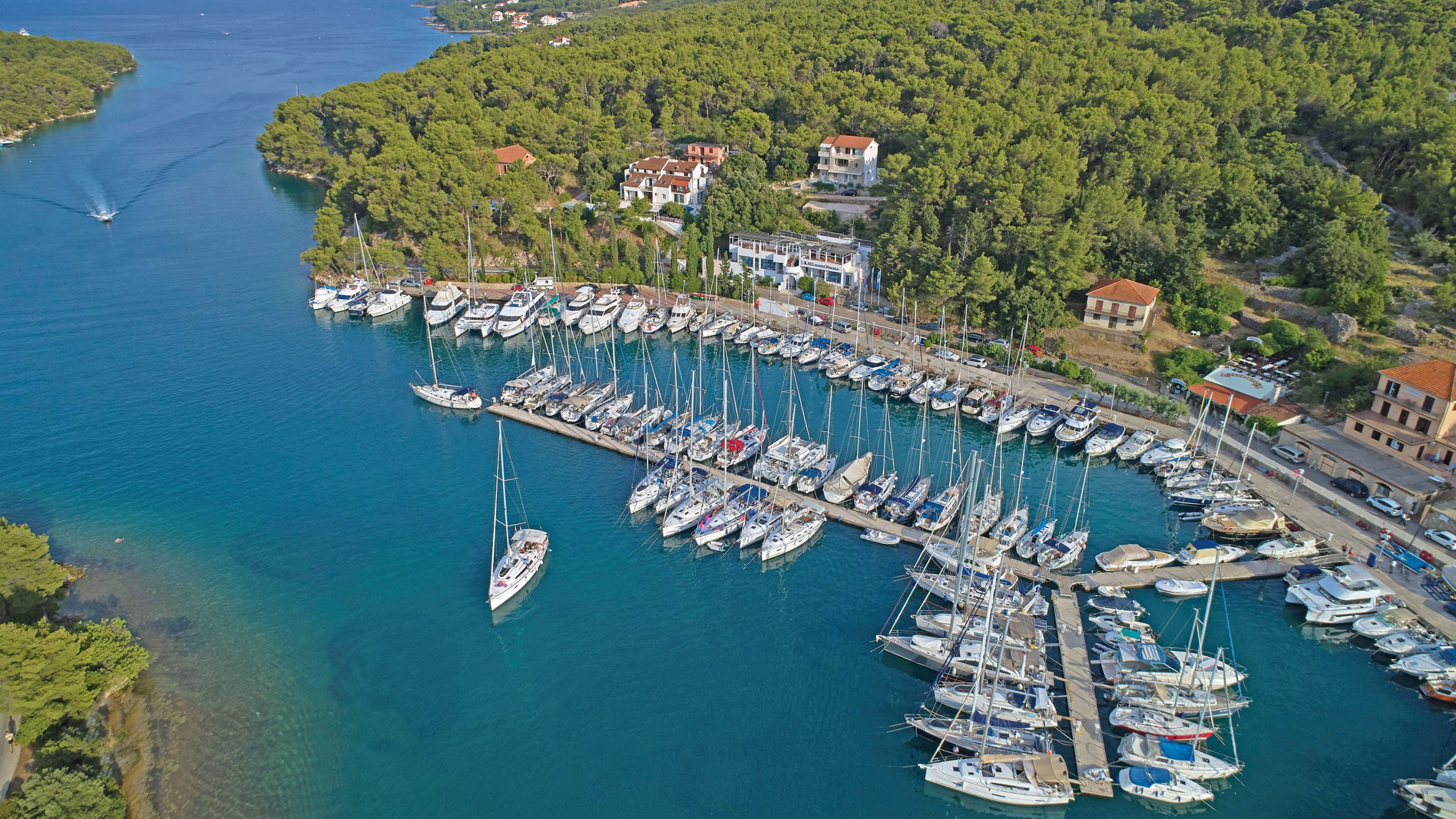 Mornari ACI marine Vrboska spasili tročlanu posadu brodice kod otoka ...