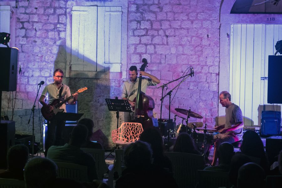 Sunce, more, palme i jazz. Bili smo na sjajnom festivalu u Sutivanu na ...