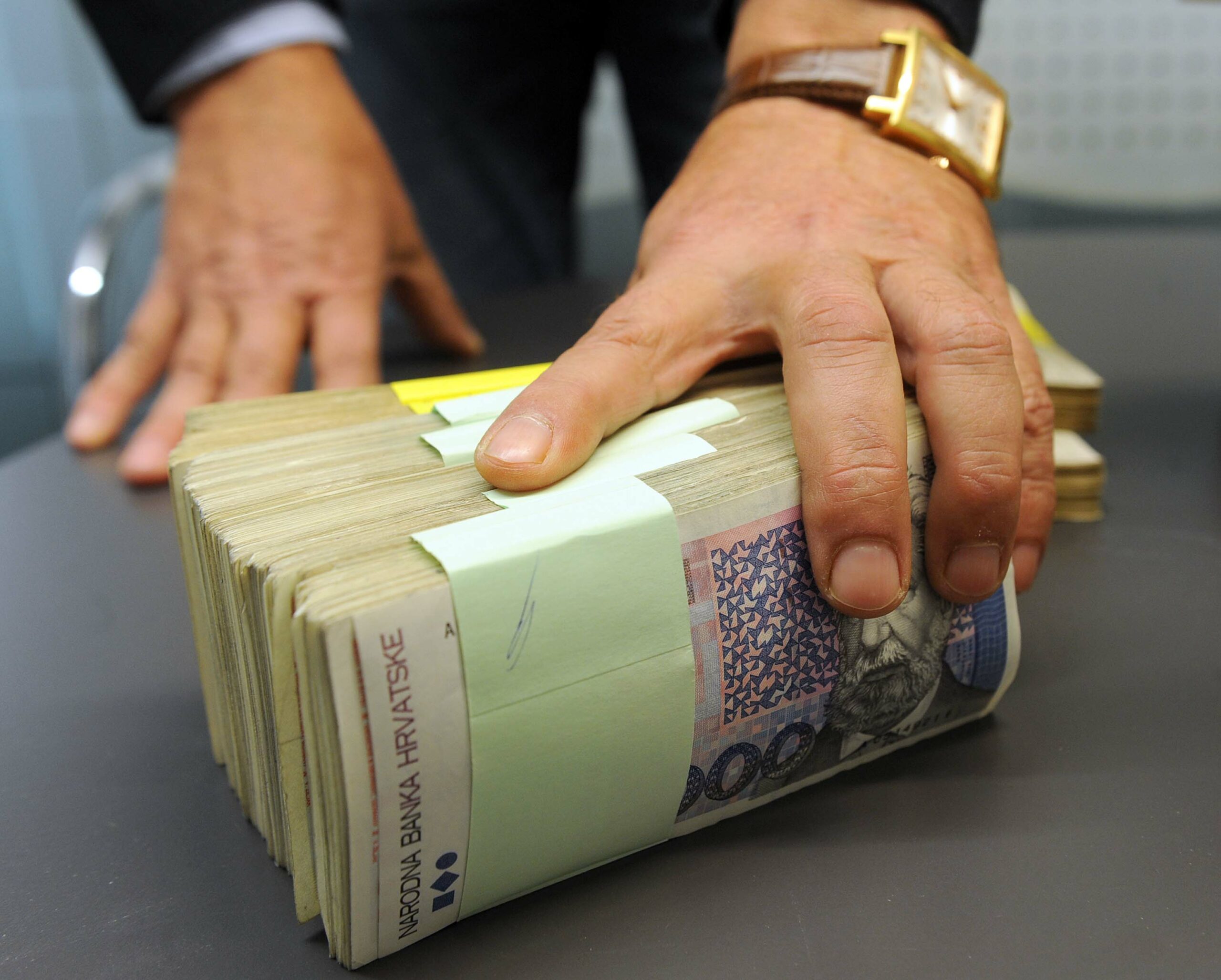 S poslovnih računa društva većim brojem gotovinskih transakcija podigao ...