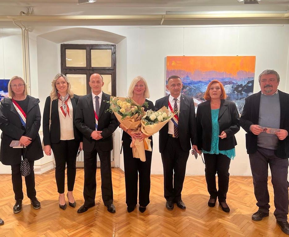 U Muzeju Like otvorena izložba slika akademske slikarice Ane Barbić ...