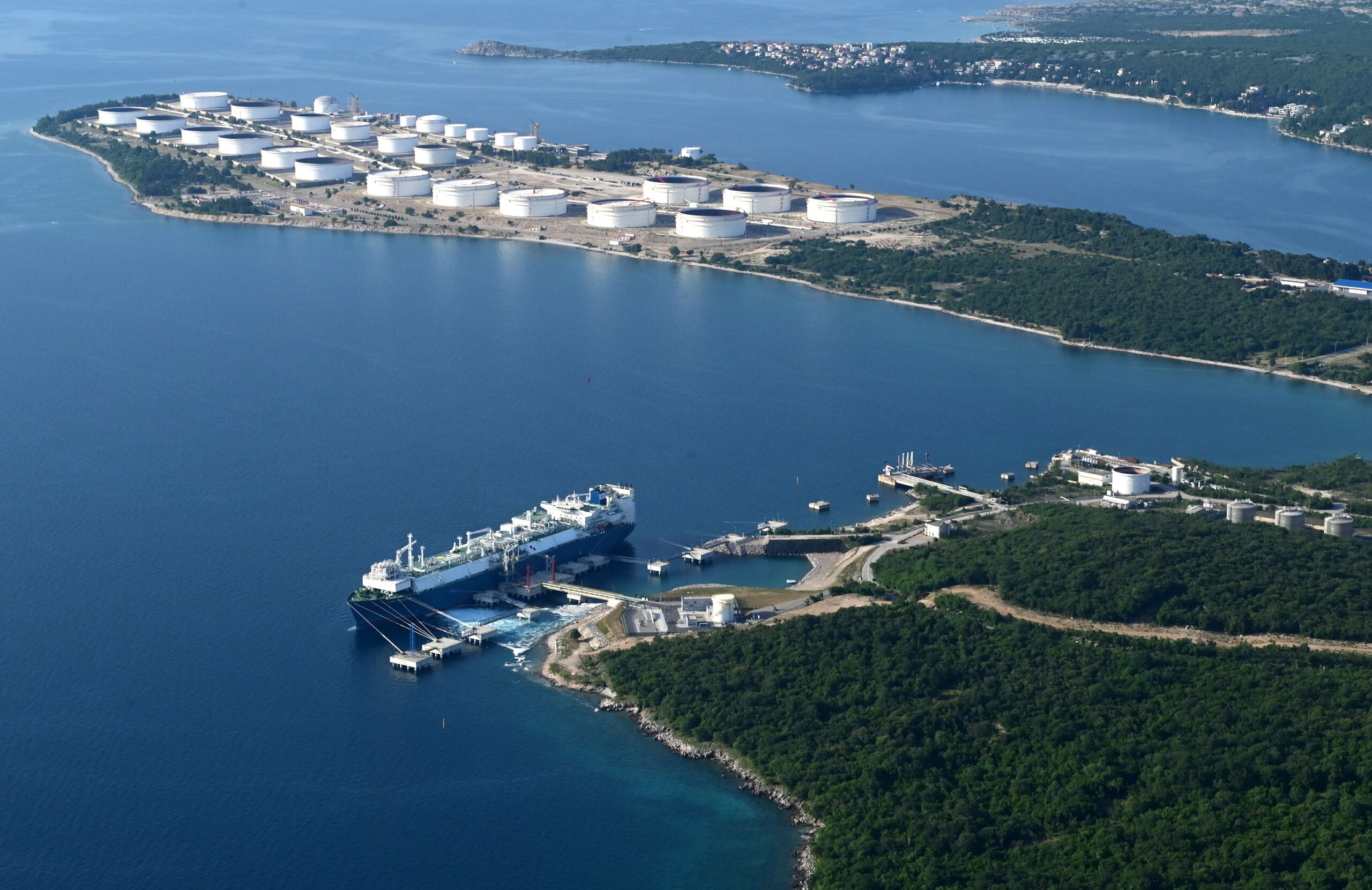 Komadina kaže da onečišćenje mora kod Omišlja nema veze s LNG ...