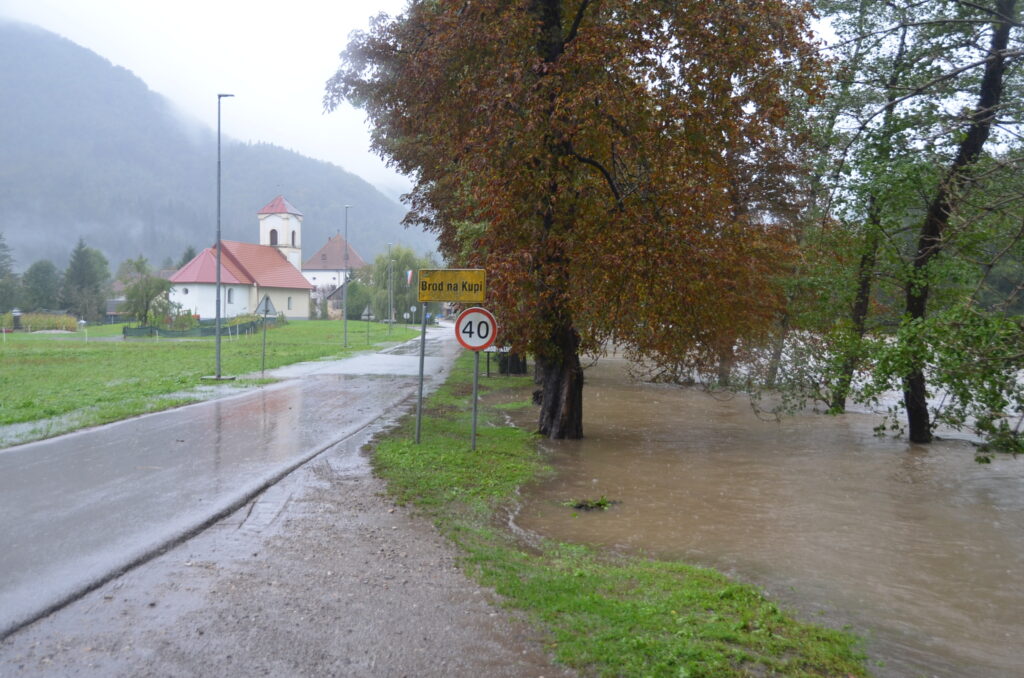Stanje u Gorskom kotaru se popravlja: Kupa se smirila, prava šteta tek ...