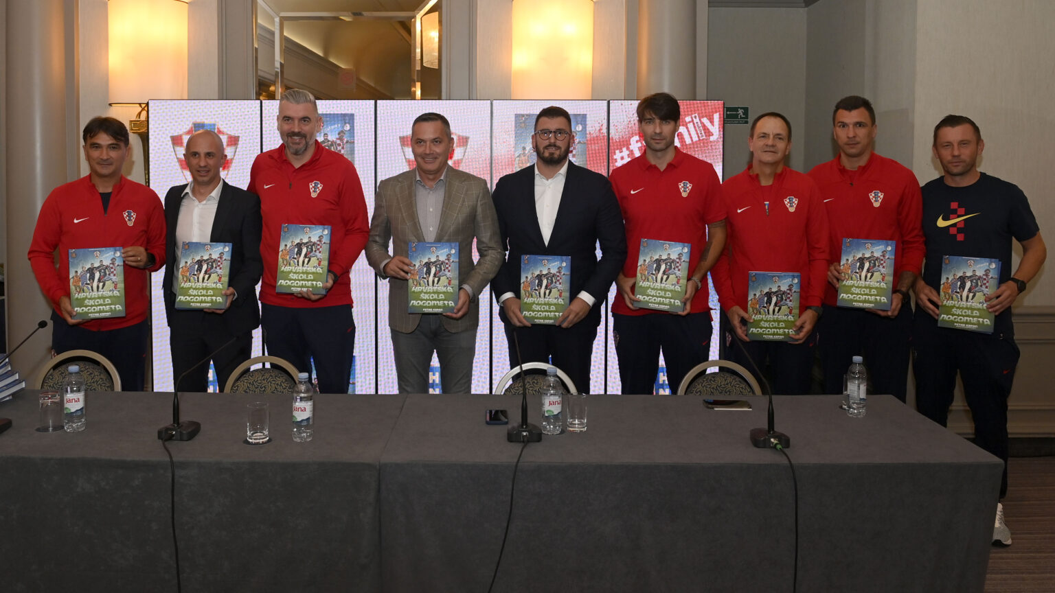 Predstavljena knjiga "Hrvatska škola nogometa": "Pogledajte samo tko je ...