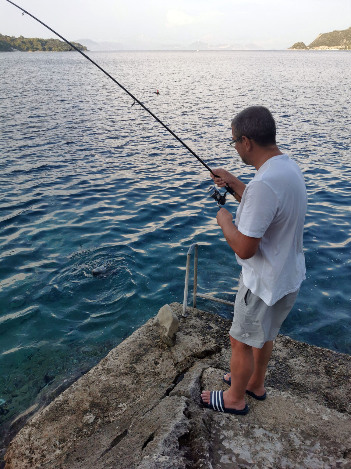 Napokon je ulovio svoju ribu života pa ju - vratio u more! - Novi list