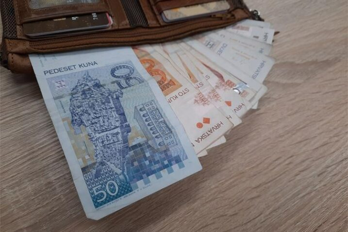 Na Tržnici Joj Ukrao Torbu S Novčanikom I Osobnim Dokumentima Oštetio Ju Za Oko 20 Tisuća Kuna