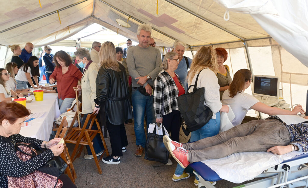 Na Korzu obilježen Svjetski dan moždanog udara: Stručnjaci riječke neurologije građanima mjerili ...