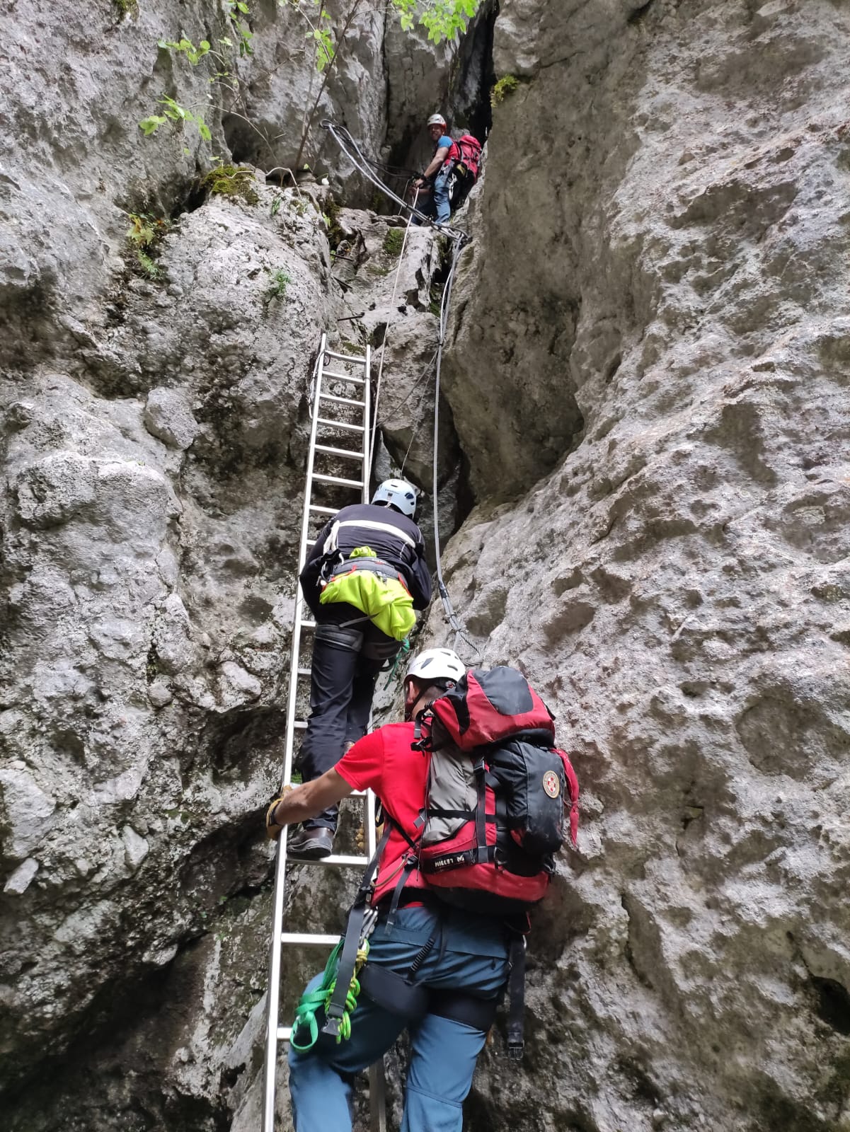 Pri silasku u 43 metra duboku Zdenkovu jamu jedan od planinara ...