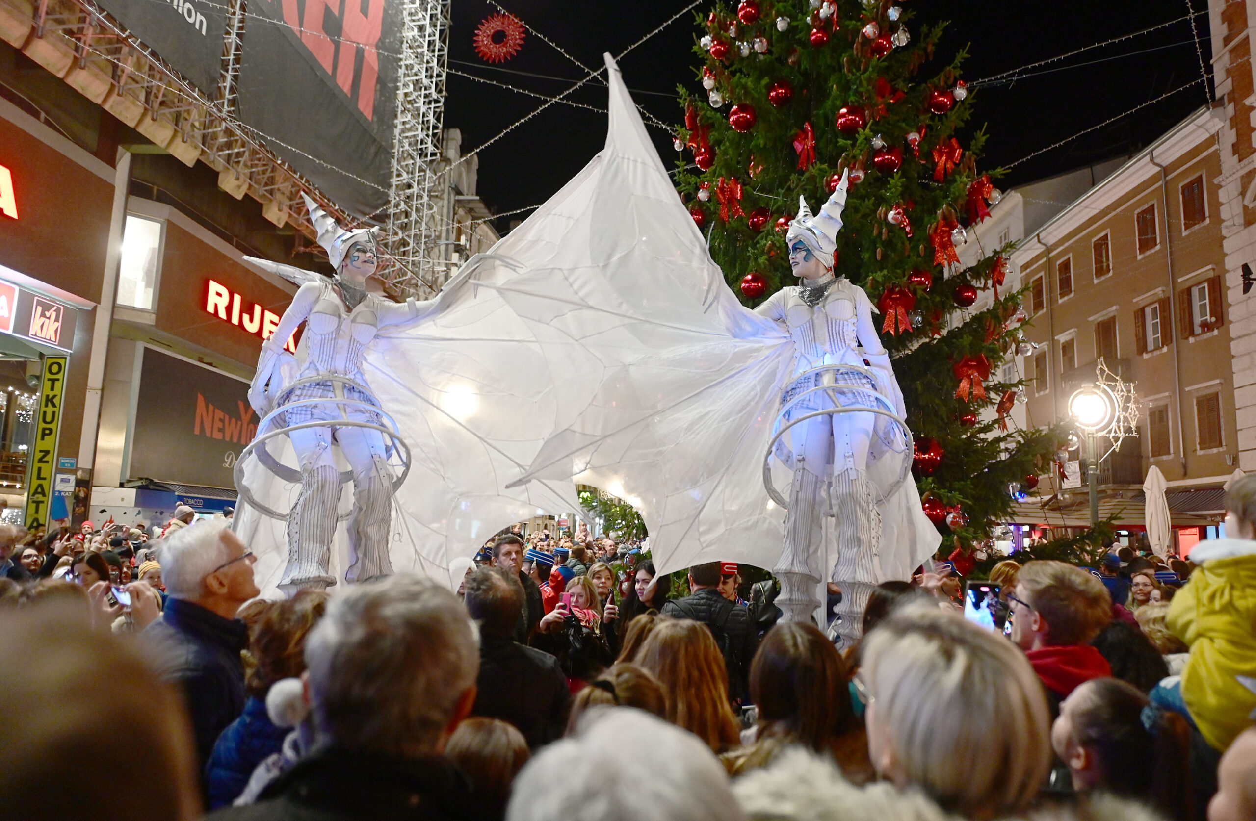 Rijeka odjenula blagdansko ruho: Upaljena prva adventska svijeća na ...
