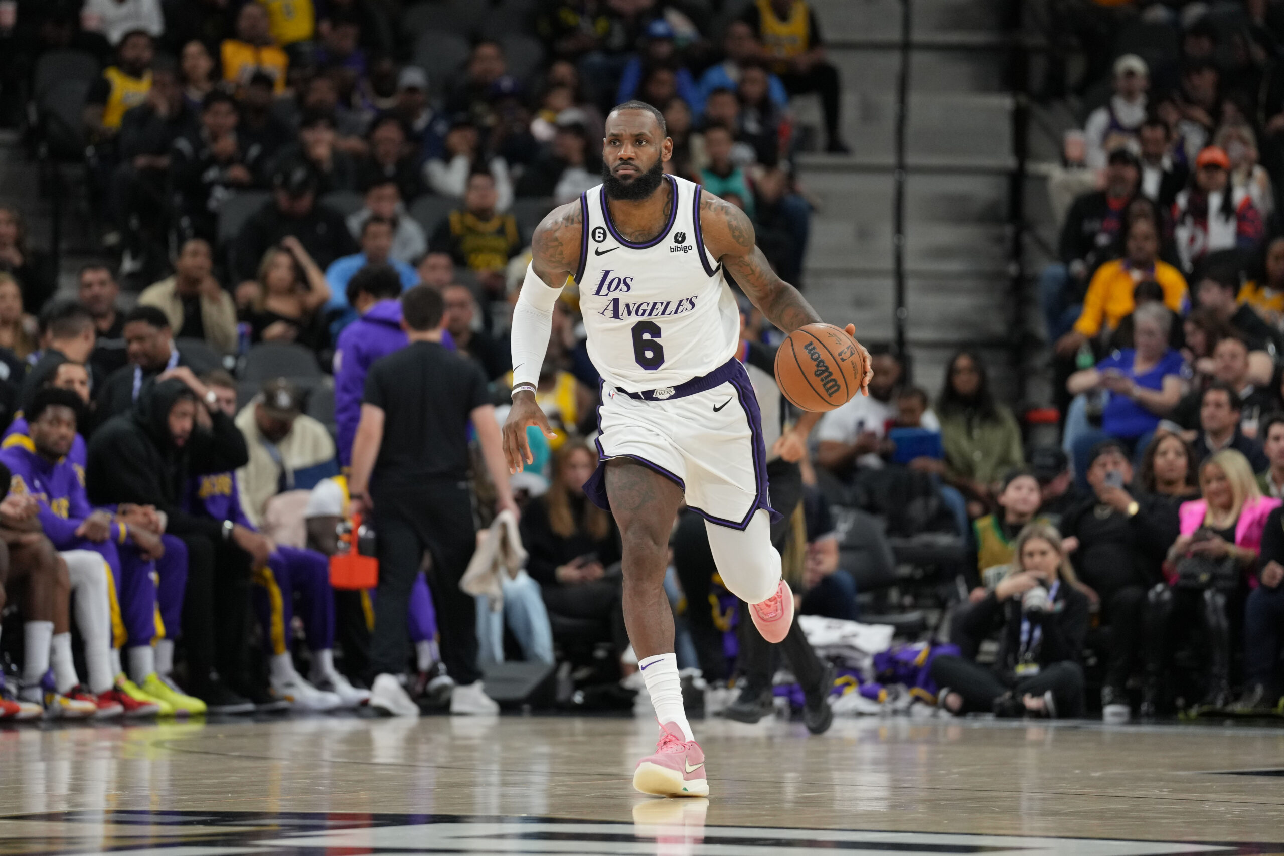 VIDEO Le Bron James je odigrao perfektnu partiju, Spursima je zabio 39 ...