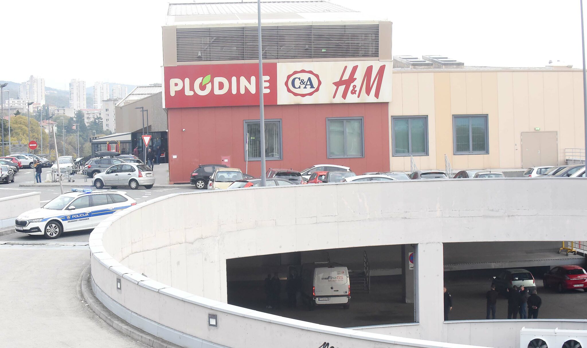 FOTO Opljačkan je FINA-in kombi u ZTC-ovoj garaži u Rijeci, traje lov ...