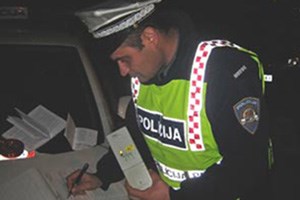 Vozačka mu ukinuta zbog prikupljenih 12 negativnih prekršajnih bodova. I dalje za volanom i to ...