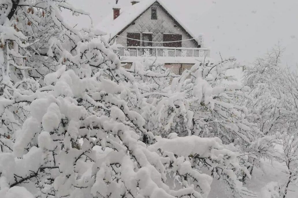Pogledajte bijelu bajku u Gorskom kotaru, Delnice i Skrad su zameteni ...