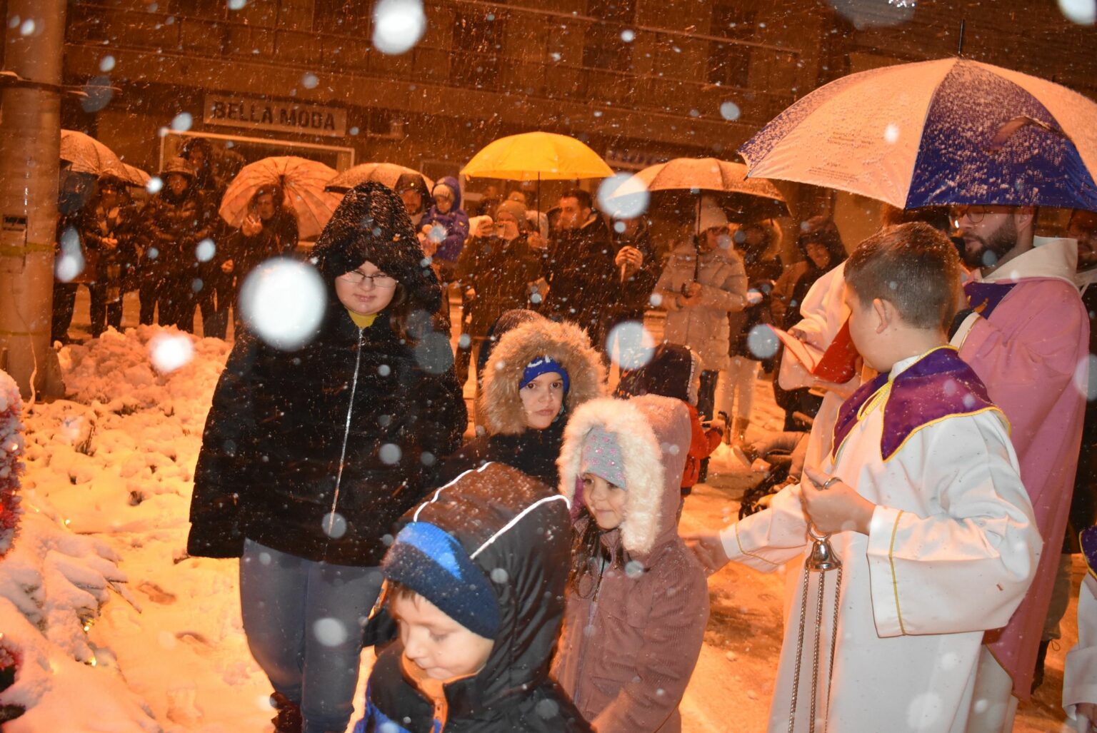FOTO U Gospiću upaljena treća svijeća na adventskom vijencu, simbol ...