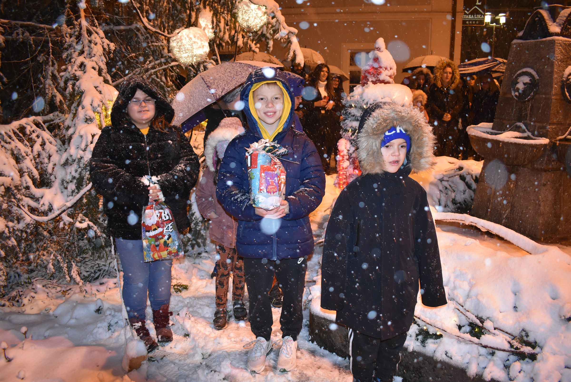 FOTO U Gospiću upaljena treća svijeća na adventskom vijencu, simbol ...