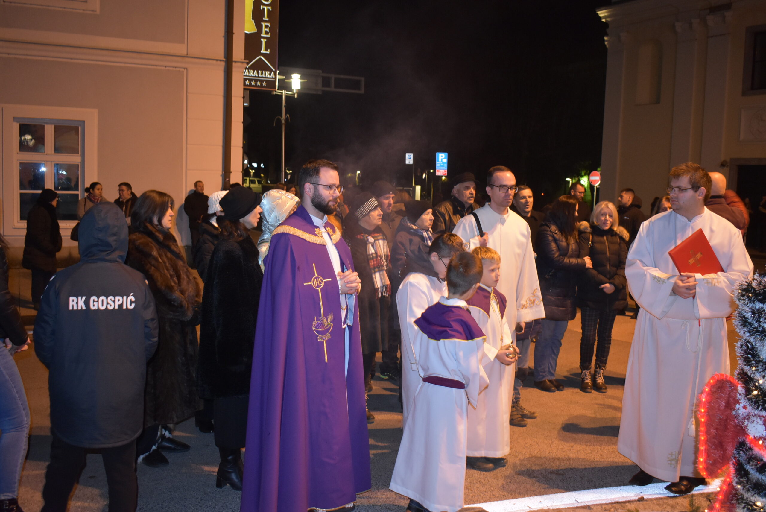 Adventski vijenac u Gospiću sija s četiri upaljene svijeće - Novi list