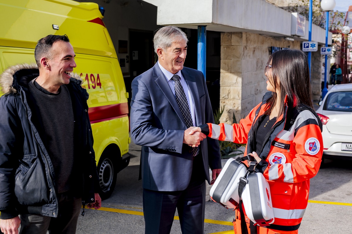 Imperial Riviera donirao dva automatska defibrilatora - Novi list