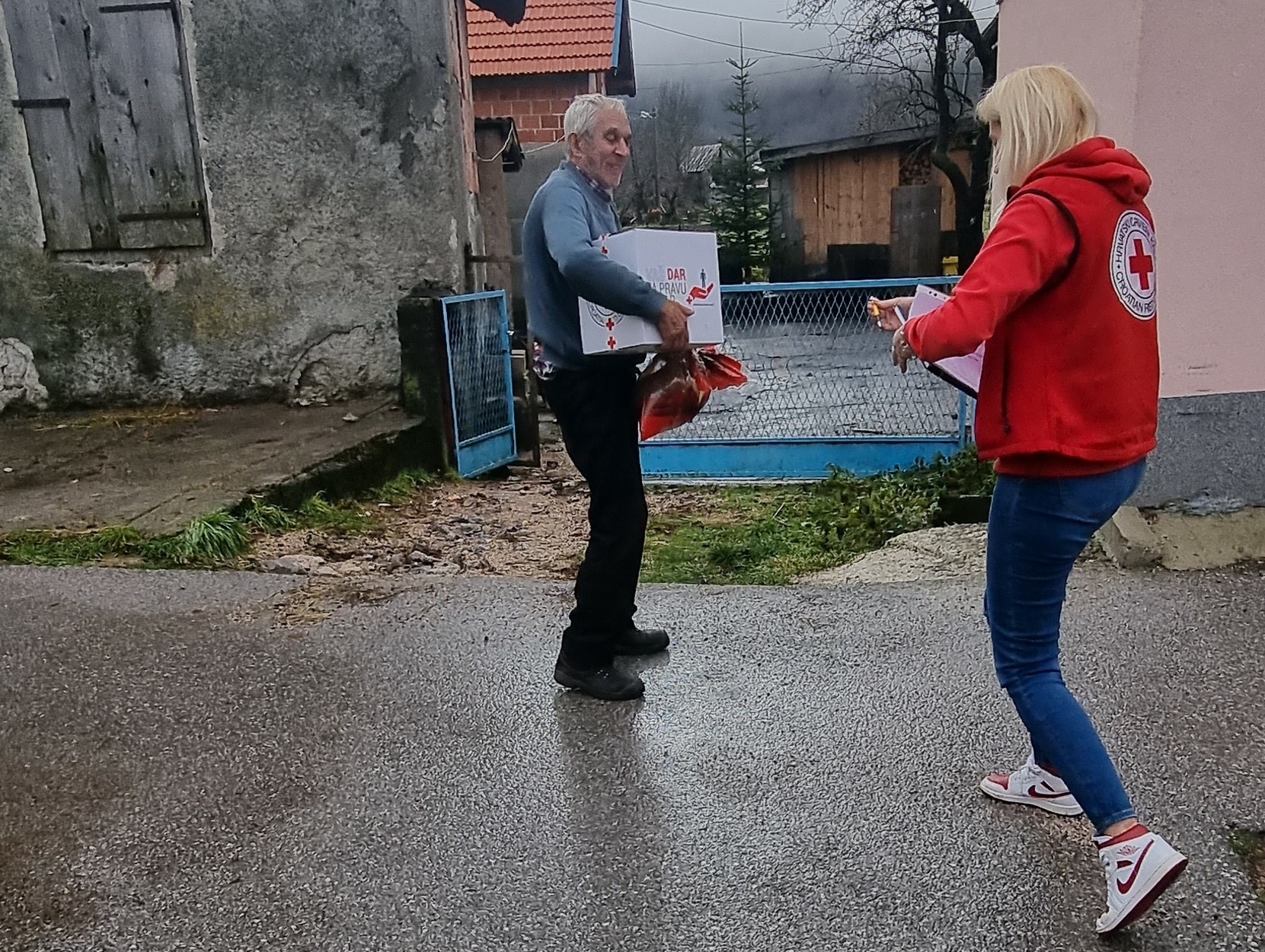 Akcija Solidarnost na djelu u Senju: Podijeljeno 14 paketa s ...