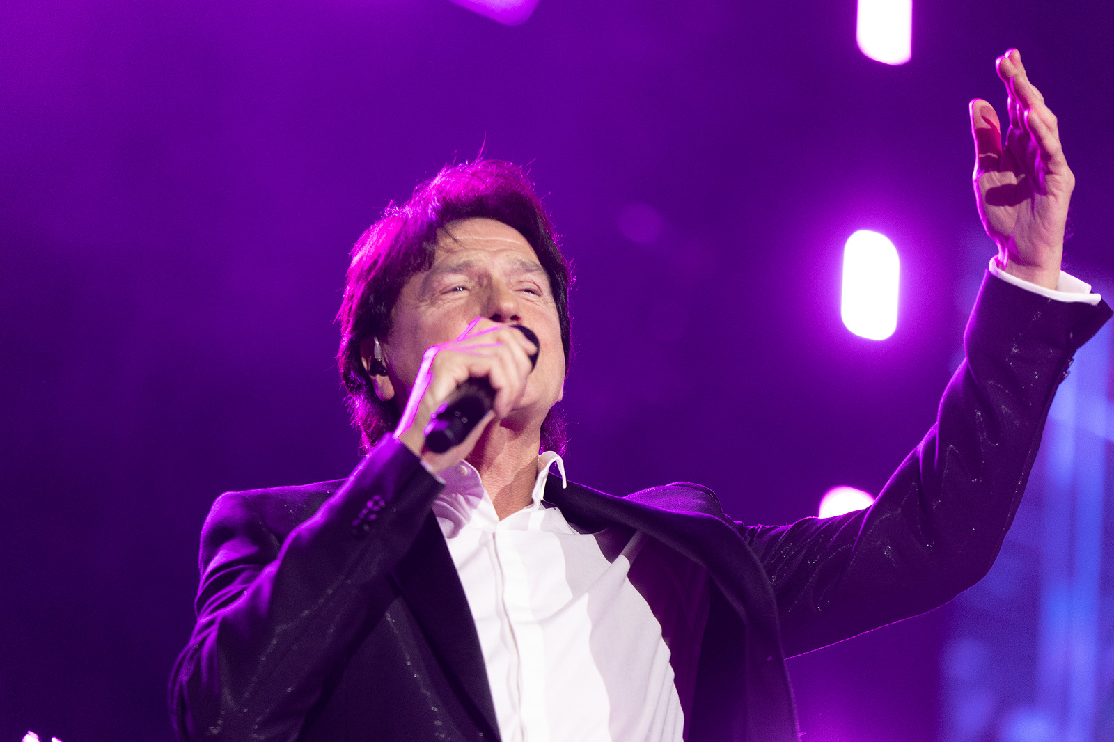 Zdravko Čolić uz simfonijski orkestar oduševio prepunu Arenu Zagreb ...