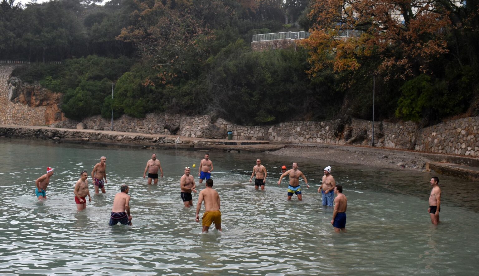 Badnjak u Krku: Od komoštranja do zimskog kupanja i picigina - Novi list