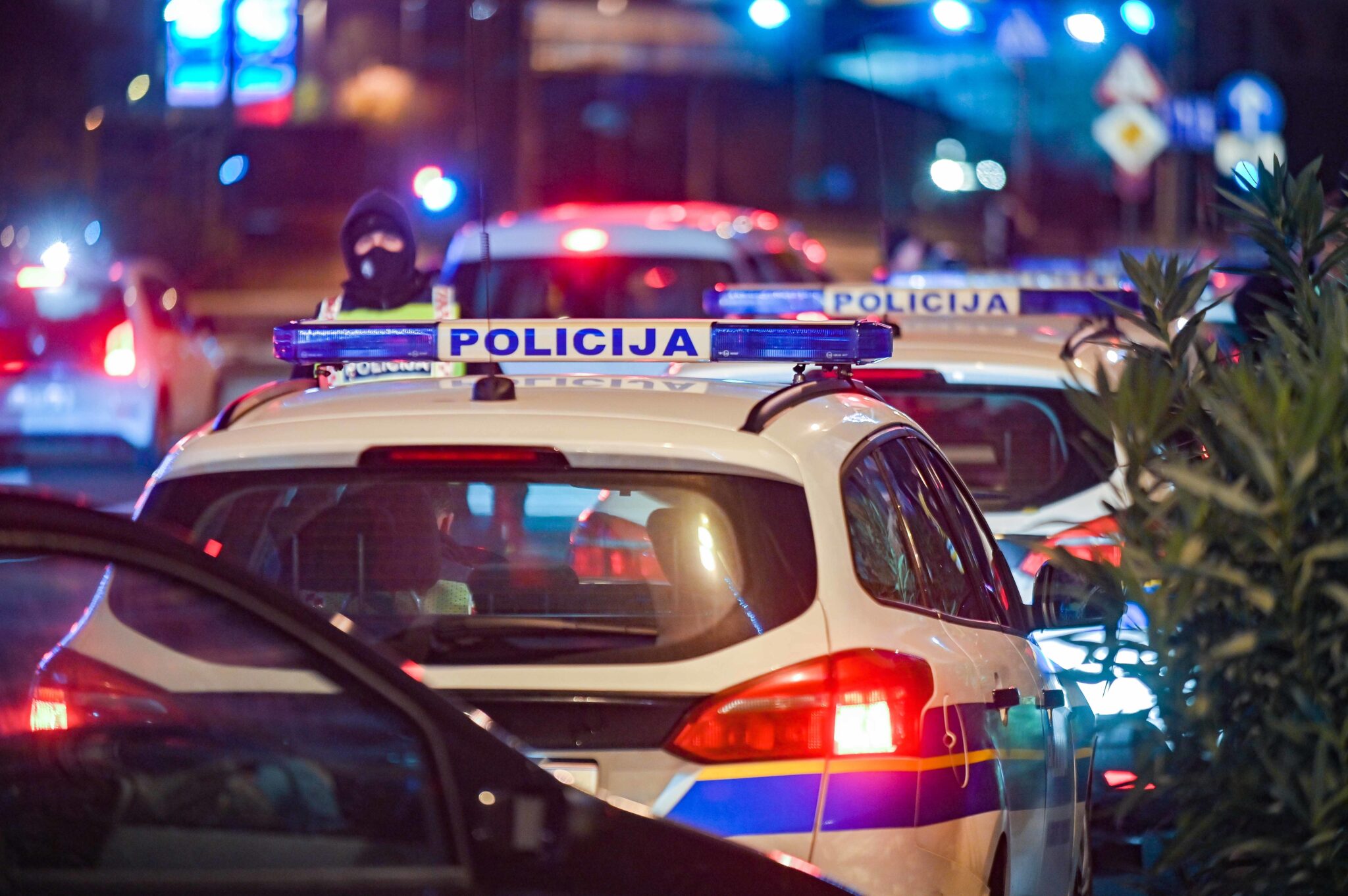 Pijan i drogiran zaspao na raskrižju u Čavlima, pa napao vozača koji mu ...