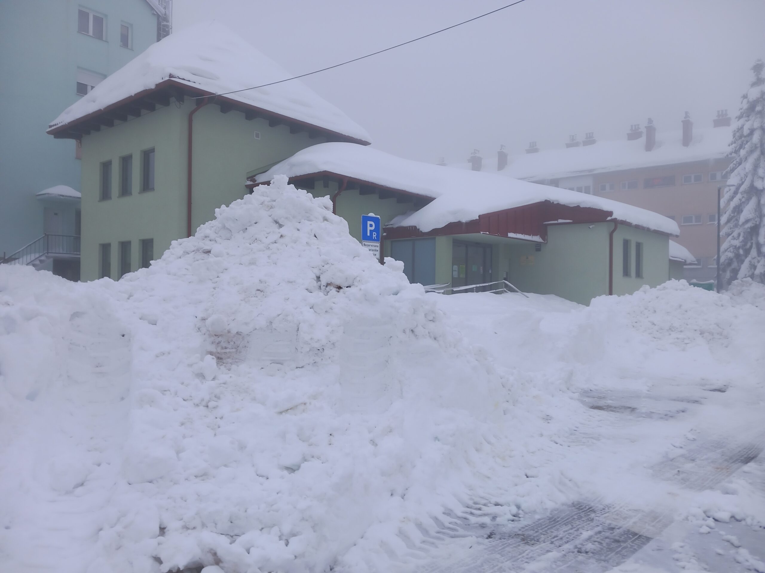 DELNICE OKOVANE Izmjereno 97 cm snijega, probijene su samo najčešće ...