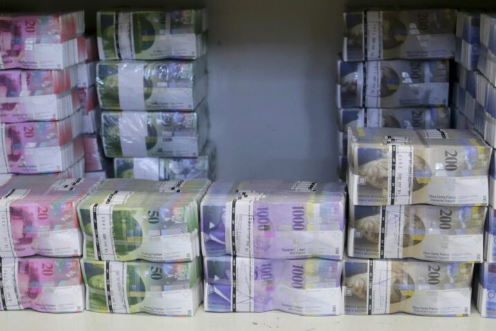 Švicarci izlaze na referendum protiv ukidanja plaćanja u gotovini ...