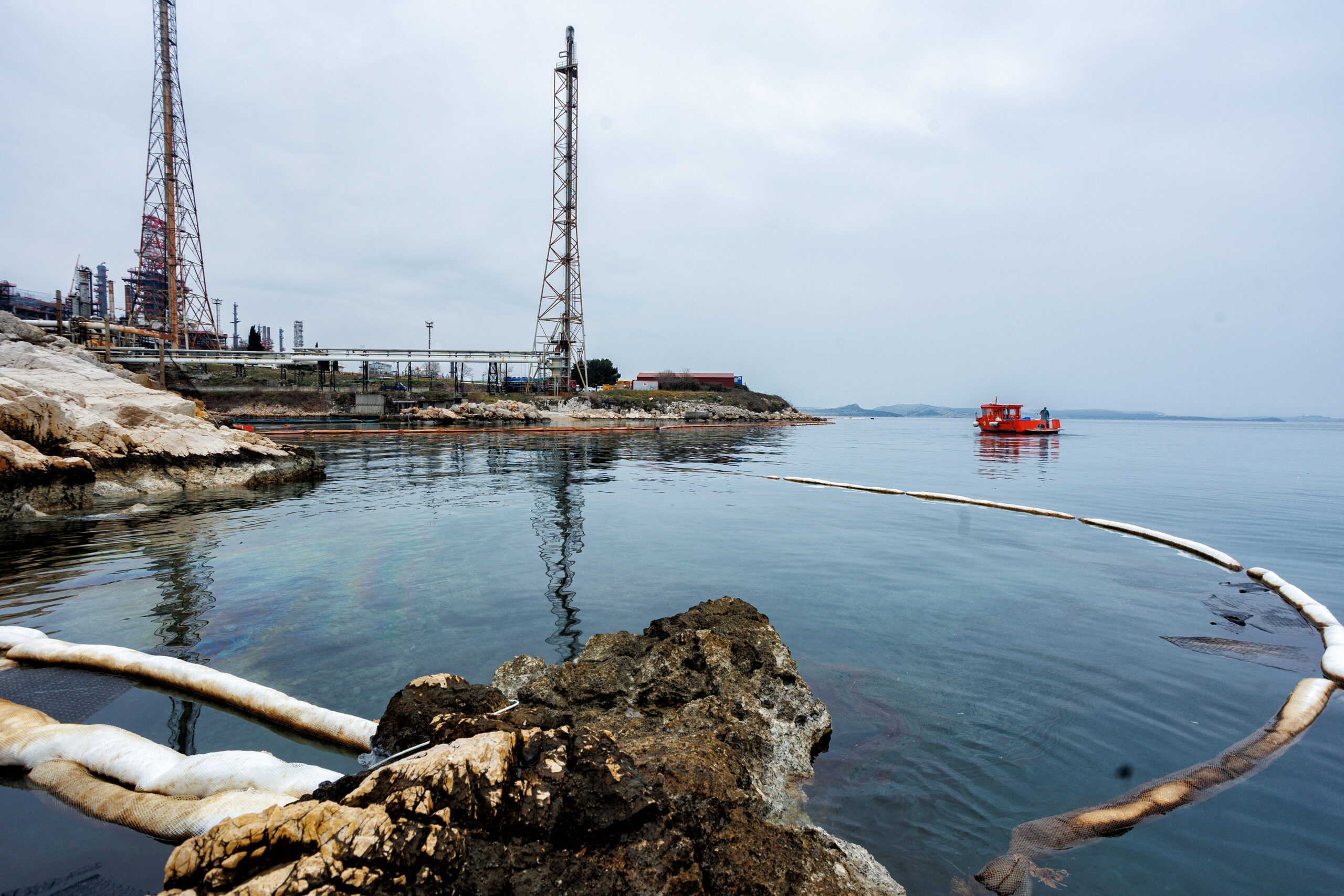 Počela je sanacija onečišćenja ispred rafinerije na Urinju, još se ne ...