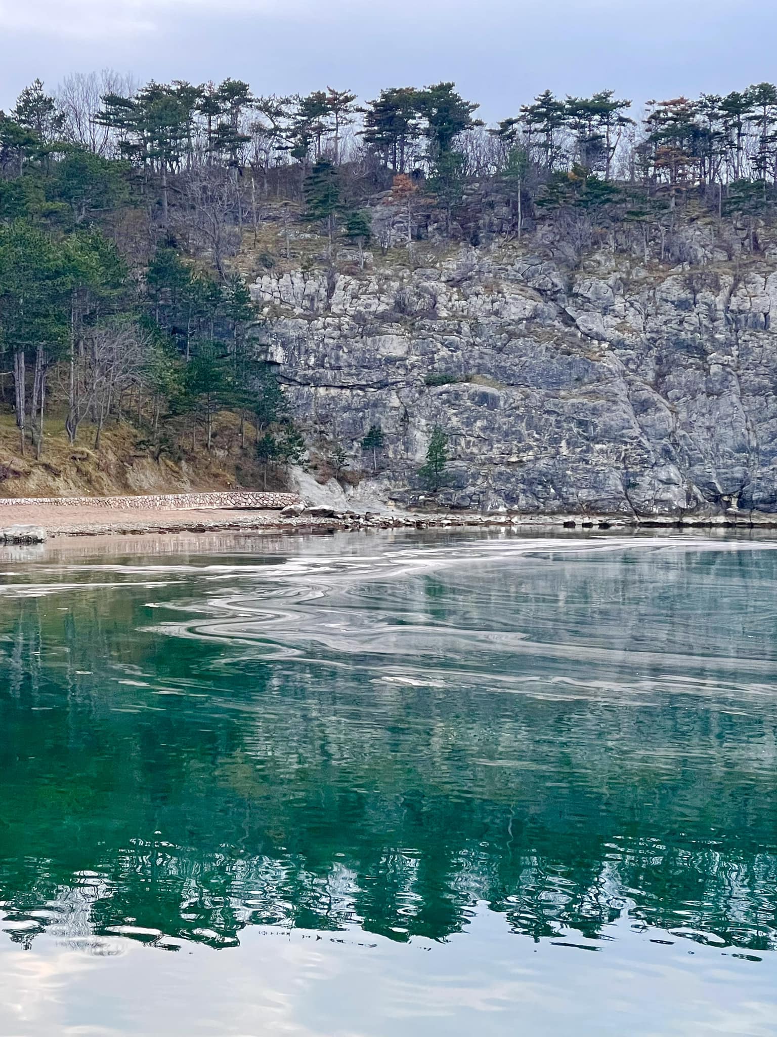 Eko Kvarner prijavio veliko onečišćenje mora kod Omišlja i Njivica, LNG ...