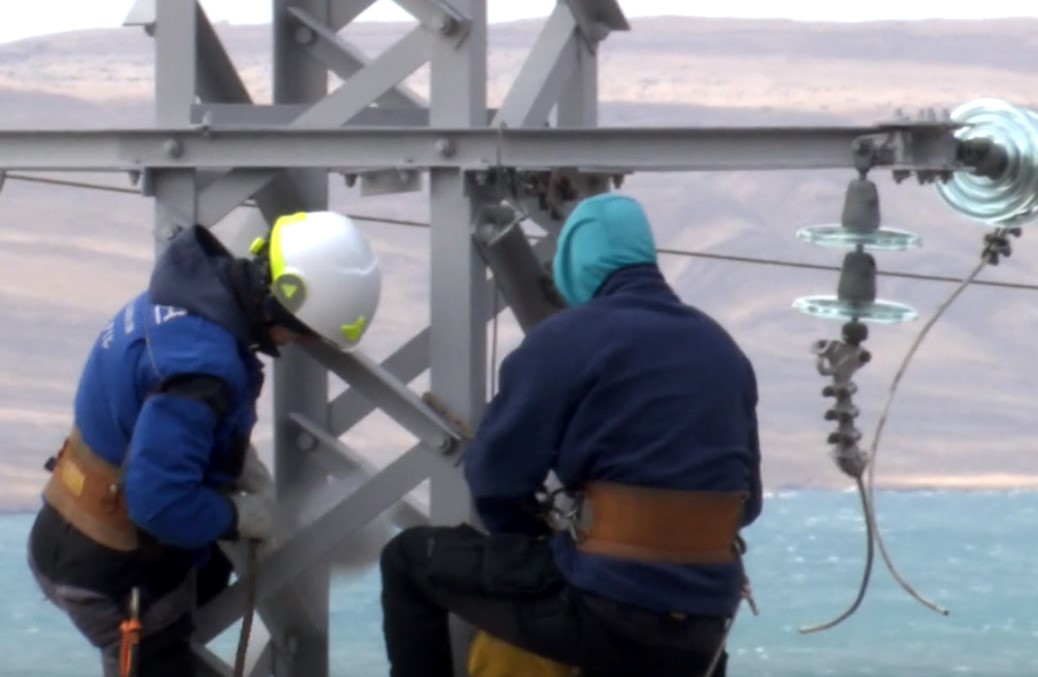 Dio Like bez struje, radnici HEP-a se probijaju kroz pola metra snijega ...