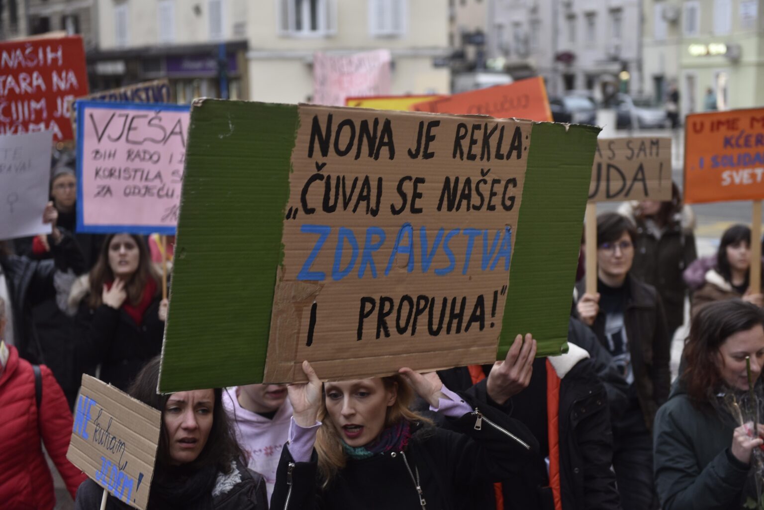 Noćni marš za Osmi mart održan u Rijeci: "Borim se k'o žensko!" - Novi list