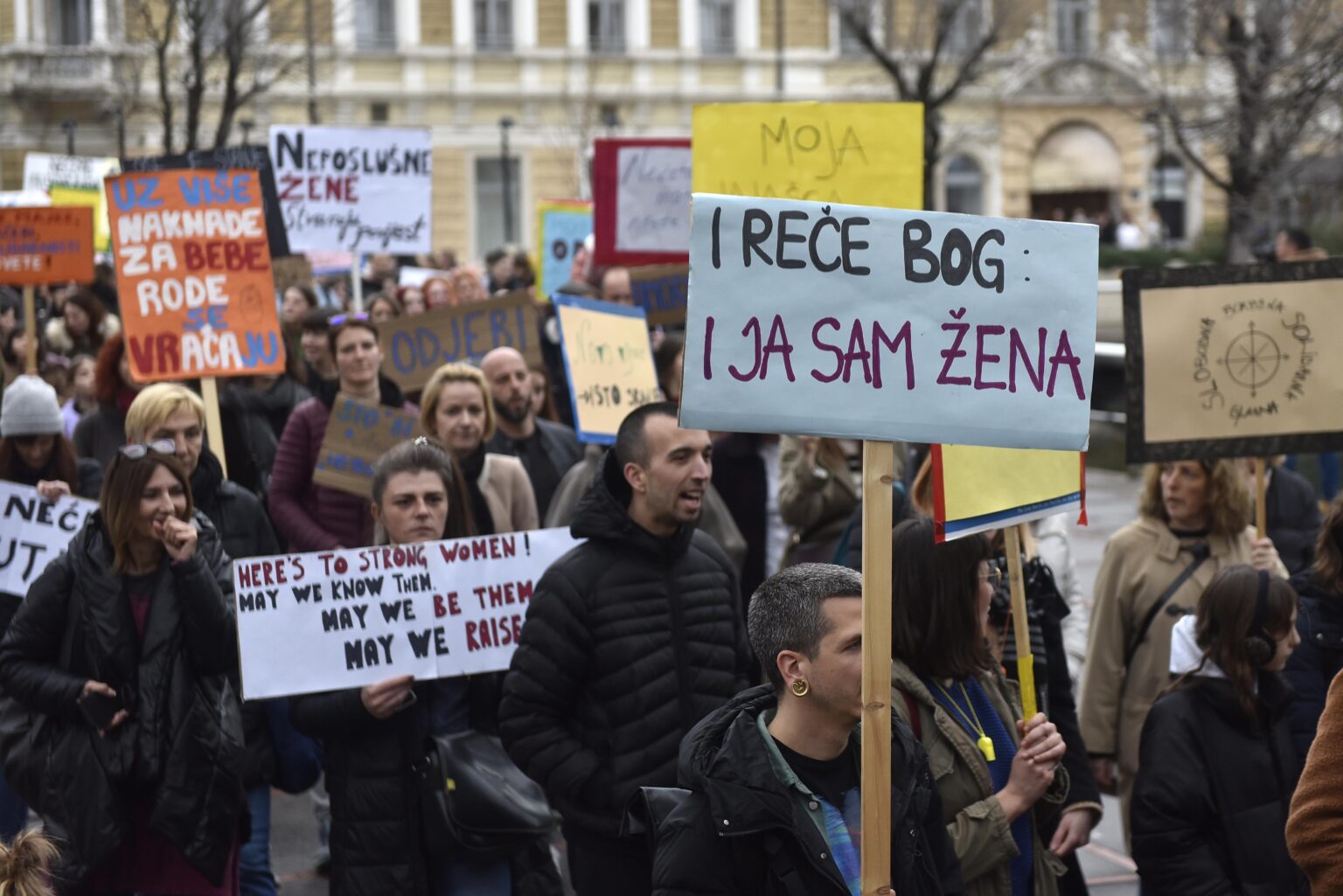 Noćni marš za Osmi mart održan u Rijeci: "Borim se k'o žensko!" - Novi list