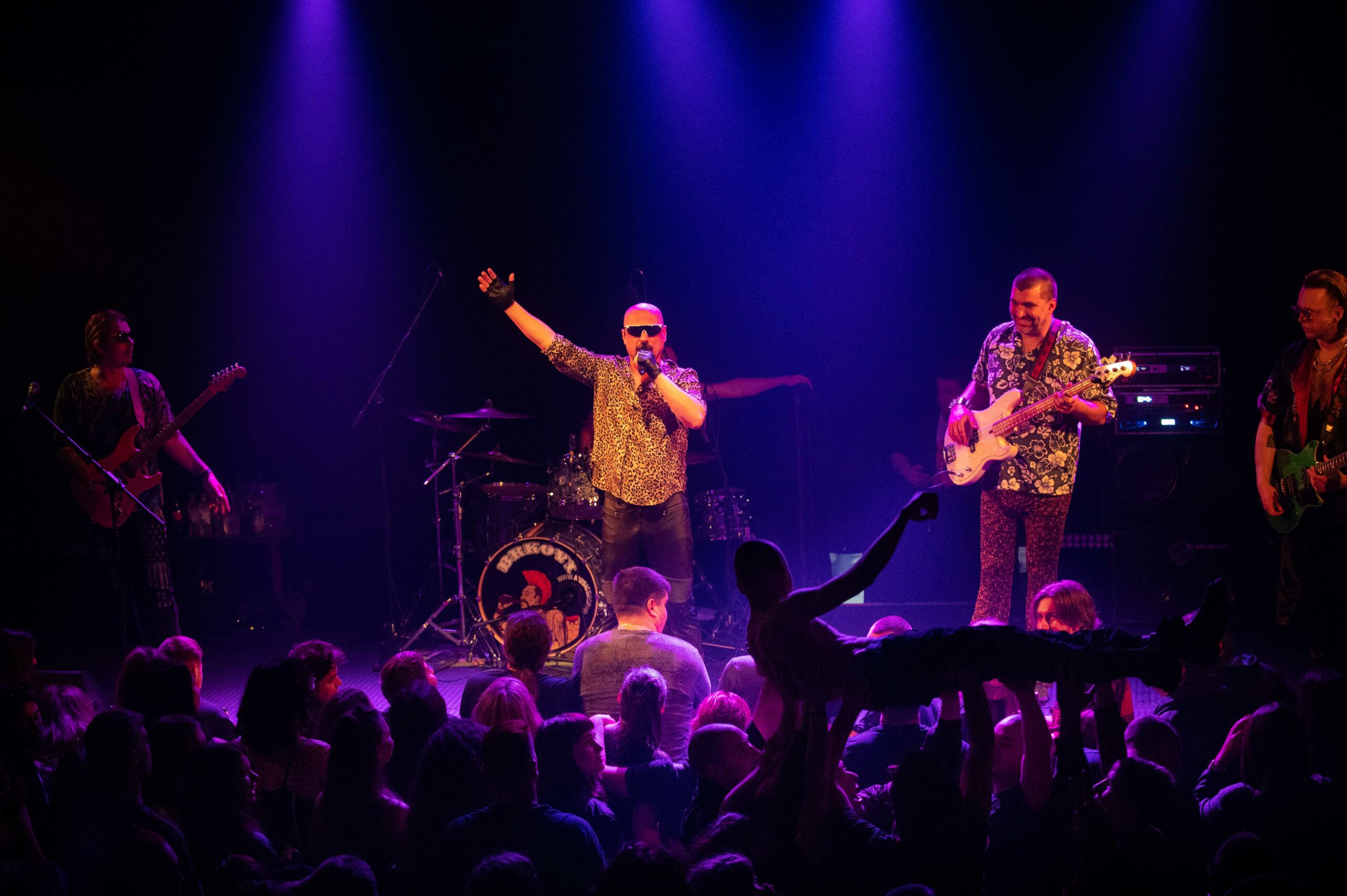 FOTO Narodnjaci bez duše i pankeri bez principa: Brkovi "pomeli" ispred ...