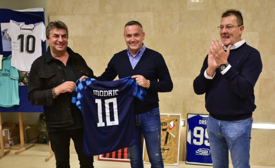 Marijan Kustić sa suradnicima na proslavi 30. obljetnice NK Pag - Novi list
