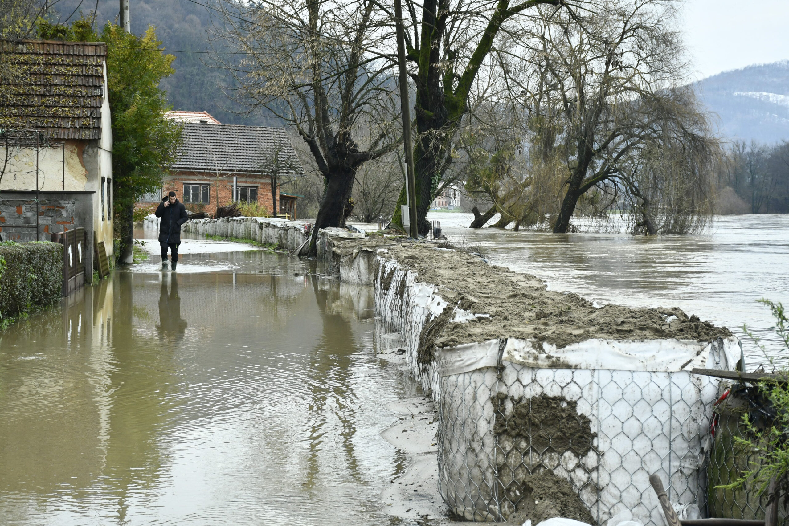 Izvanredne mjere obrane od poplave u Hrvatskoj Kostajnici - Novi list