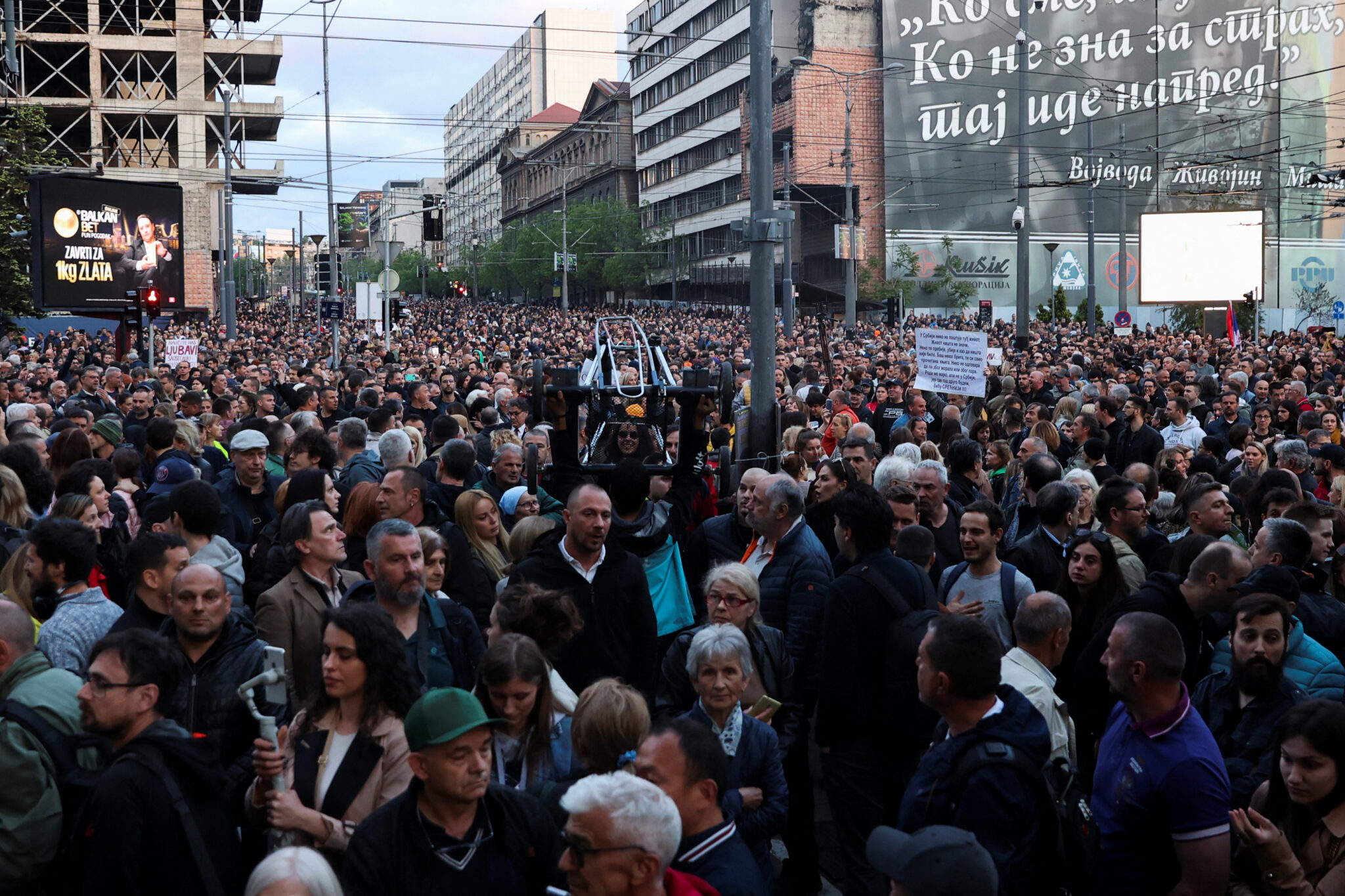 Upečatljiva poruka iz Beograda: "Zagrlimo ljubavlju one koje smo rodili, u Srbiji sve mora stati ...