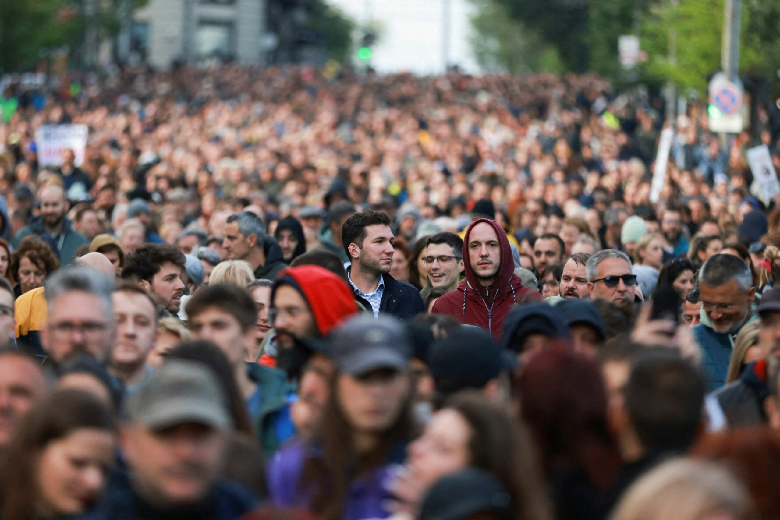 Deseci tisuća prosvjednika protiv nasilja blokirali važnu prometnicu u ...