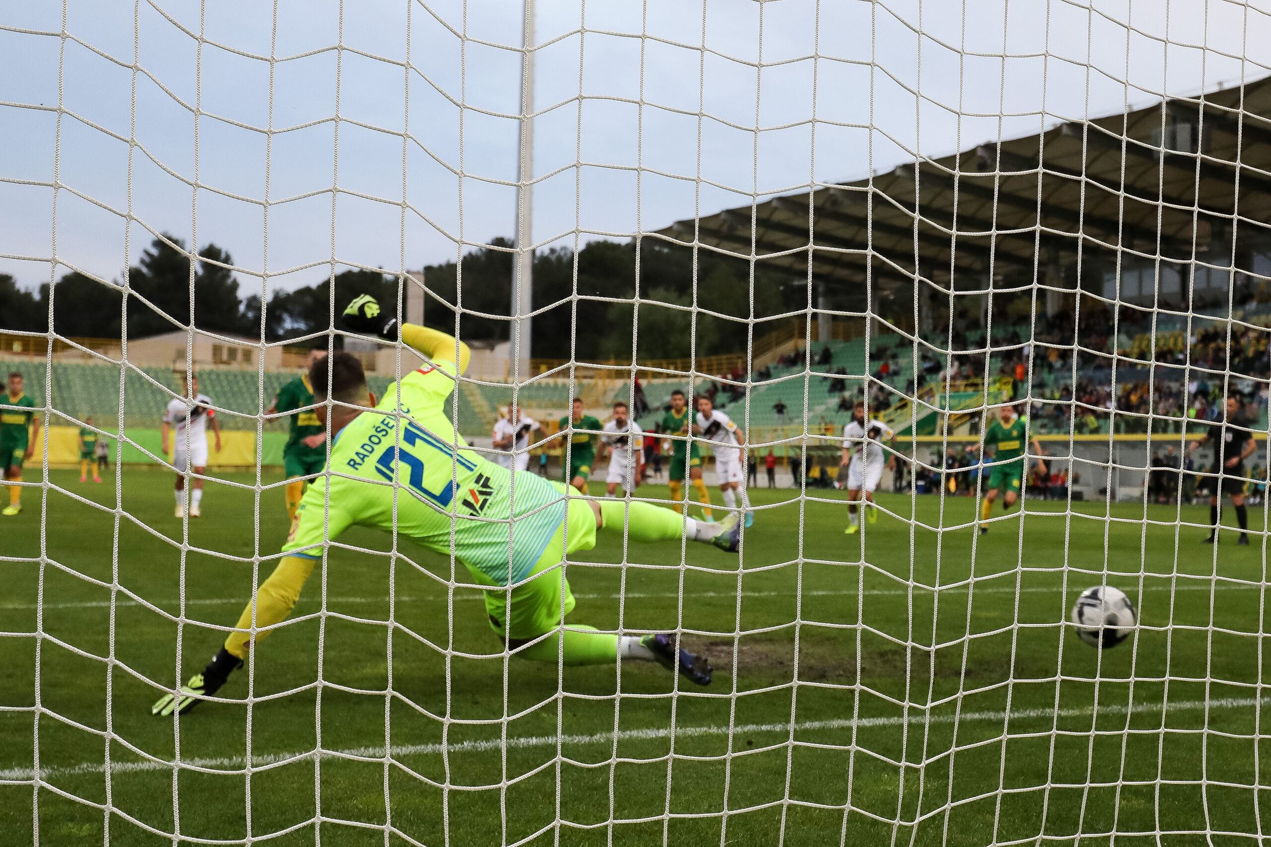 Ante Erceg s bijele točke odveo Istru 1961 do pobjede nad Goricom ...