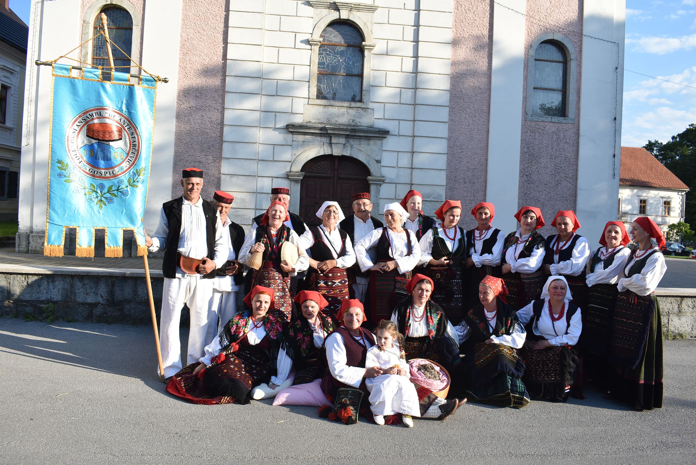 FOTO "Kad zapivan gora odjekuje" orilo se sinoć u Otočcu na 23. Smotri ...