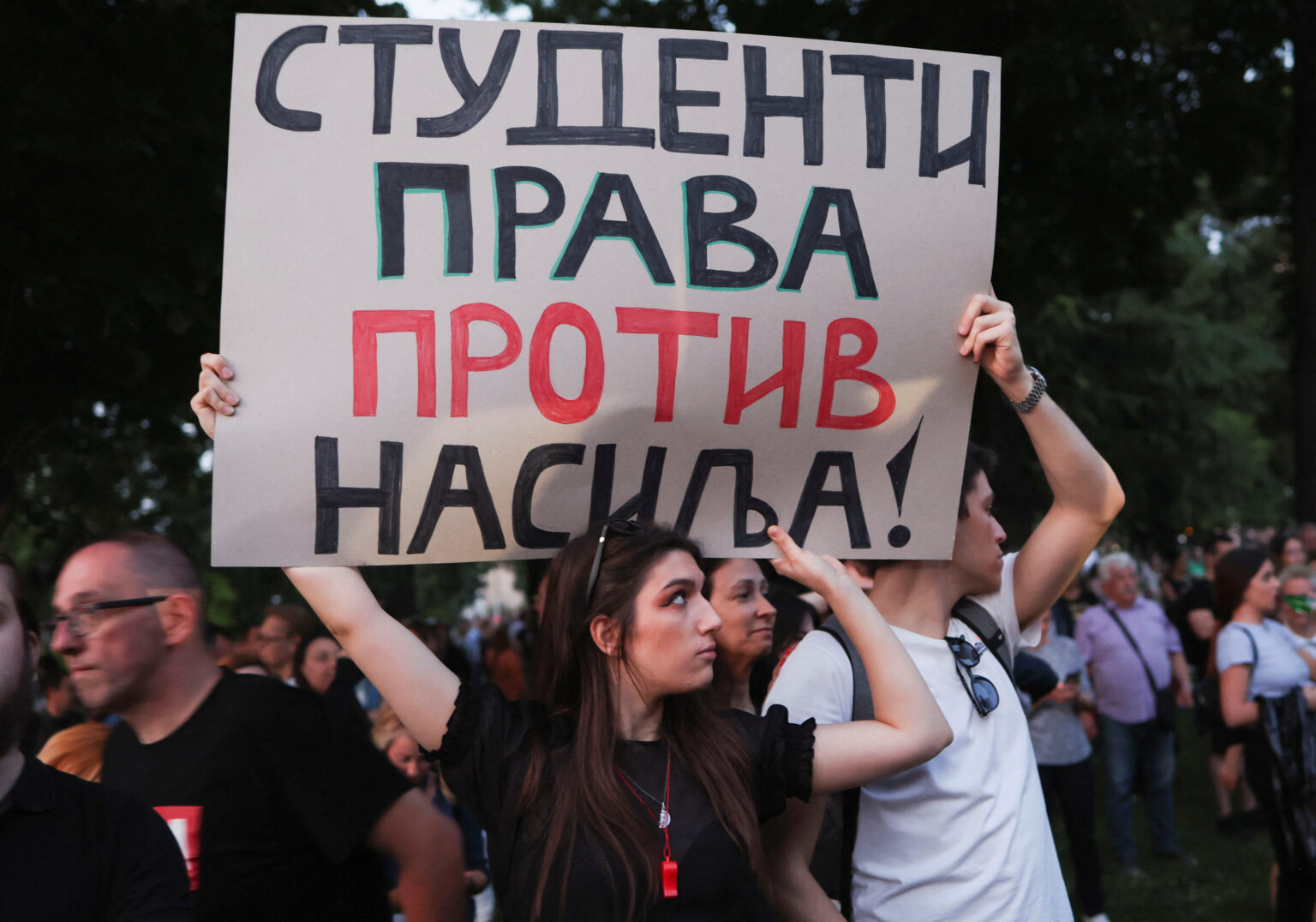 Deseci tisuća ljudi skandirali "Vučiću odlazi" na prosvjedu "Srbija protiv nasilja"; napadnut ...